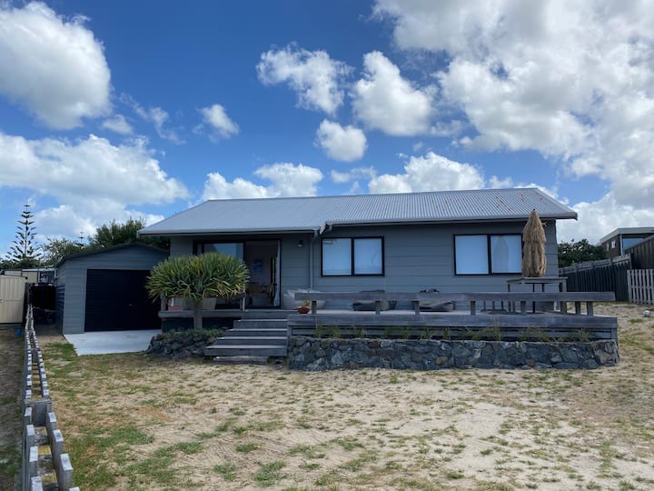 Sundrenched Kiwi Bach 2 Minute Walk To The Beach - Omaha River