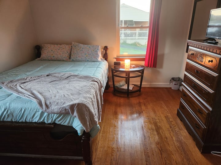 Cheerful 3 Bedroom Home With Beautiful Views! - Roanoke, VA