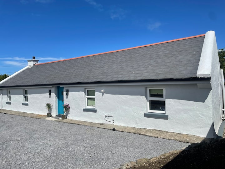 Rogue Sea Cottage- Two Bedroom - Ierland