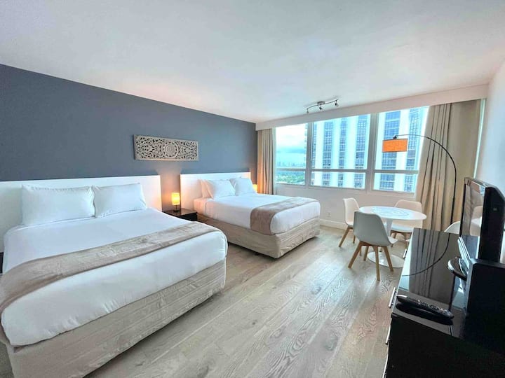 Lovely Bay View Studio! Free Parking! - Miami Beach
