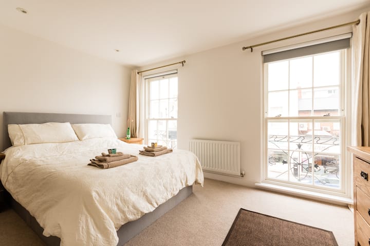 Town Centre Apt | Free Parking | No Cleaning Fees - Cheltenham