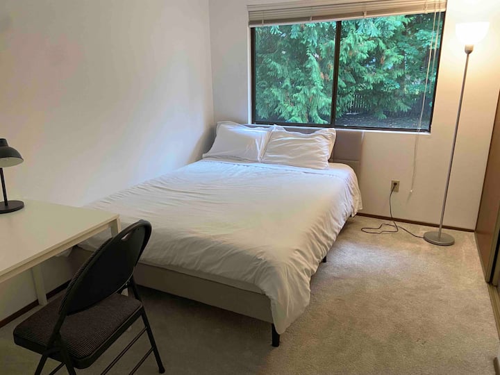Cozy Quiet Queen Bedroom - Kirkland, WA