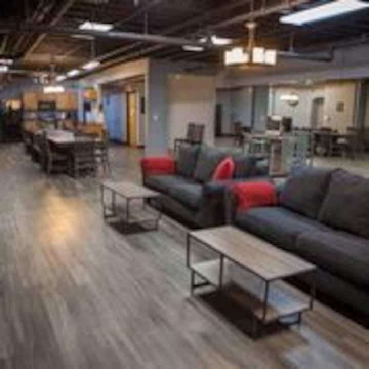 The Mancave! (Sleeps 20 | Centrally Located) - St. Louis, MO