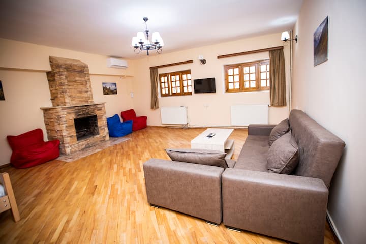 City Center Apartment With Fireplace - Tbilisi