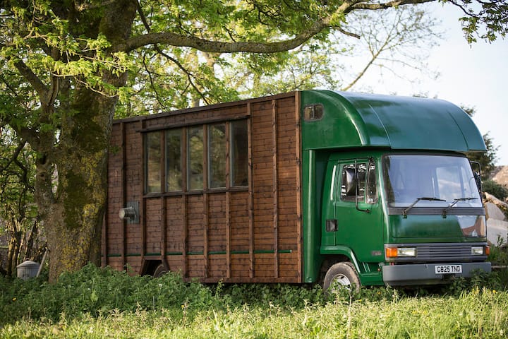 Stylishly Converted Horse Lorry In The Cotswolds - Painswick