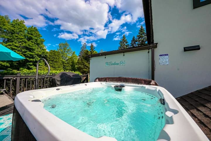 Private Resort: Sauna, Hot Tub, Game Room, Hike - Lake Wallenpaupack, PA