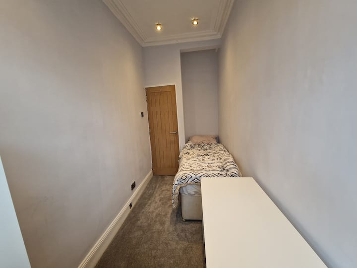 Small Space In Friendly Household - Leeds