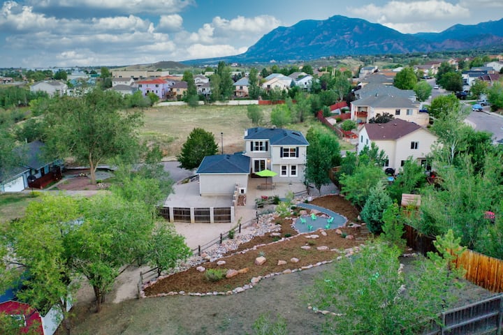 Central West Mountain Abode W/ 4 Bed/ 3.5 Bath - Colorado Springs, CO