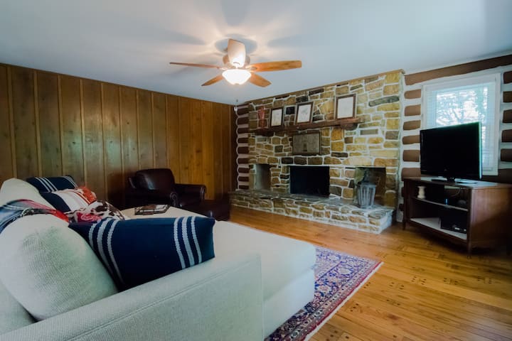 Log Cabin Retreat Minutes From Downtown Nashville - Nashville, TN