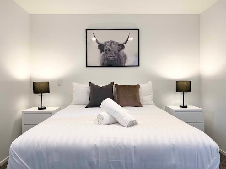 Stylish One Bedroom Entire Apartment Speedy Wifi - West Coast