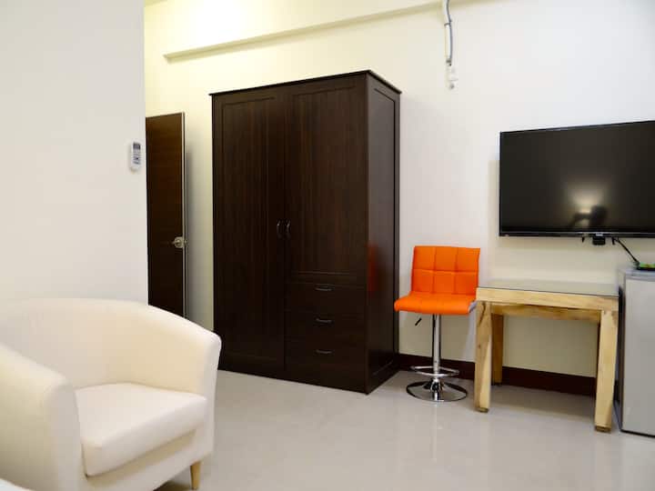 (4-5人房)正市中心,全新裝潢,花蓮市金三角商圈,舒適溫馨居。 - 花蓮市