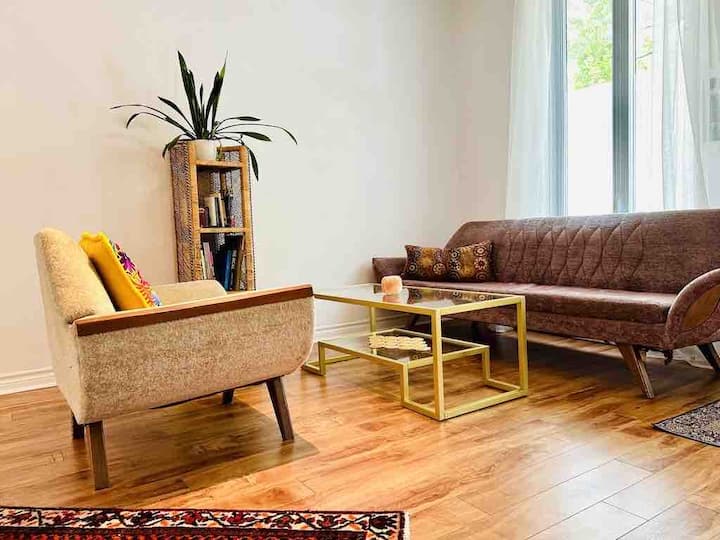 Casa Jardin: Mile-ex Garden Apartment - Montréal, QC