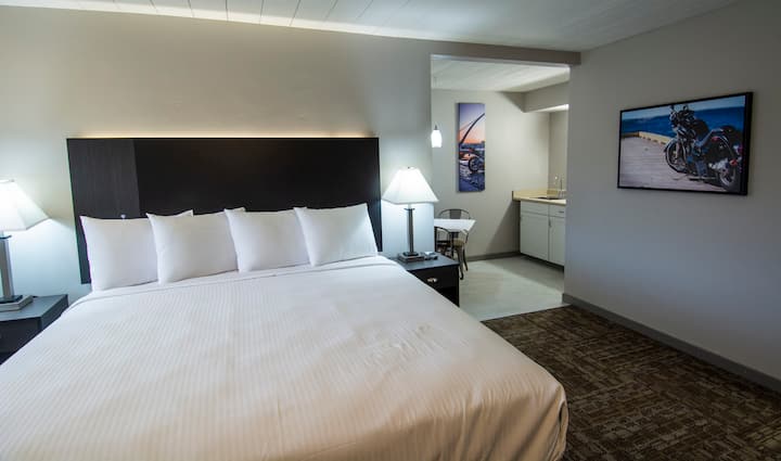 Americana Modern Hotel King Kitchenette - Redding, CA