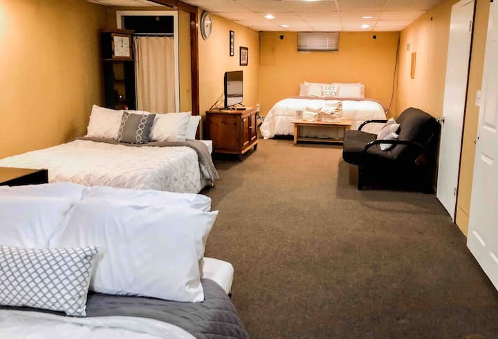 Four Beds; Private 1/2 Bath Parking In Quiet Home - Rhode Island