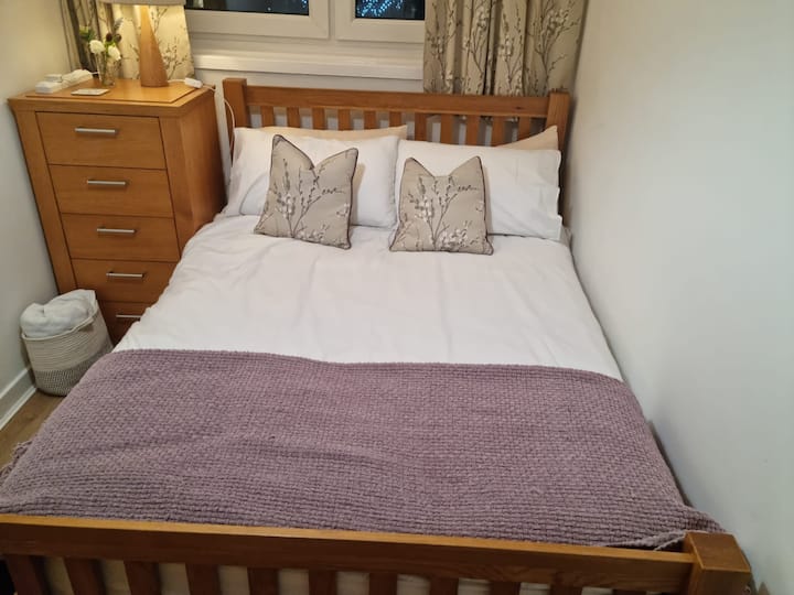⭐  Large  Double Room In Lochside Flat - Room 2 - Linlithgow