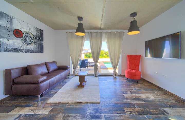 Pax House 4 - Cres