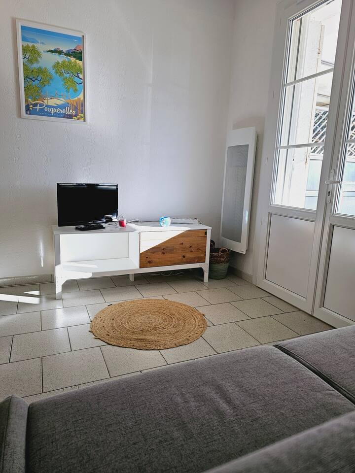 Studio Climatisé Port St Pierre Hyères 100m Plage - La Capte