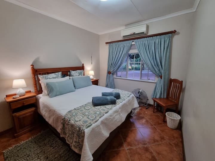 Rhino Room - Queen Bed With En-suite Bathroom - Malelane