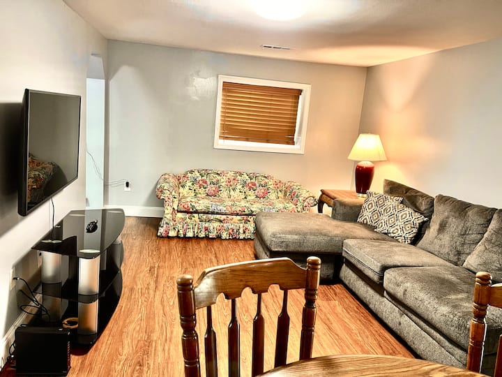 Cheerful 3 Bedroom House With Free On-prem Parking - Lansing, MI