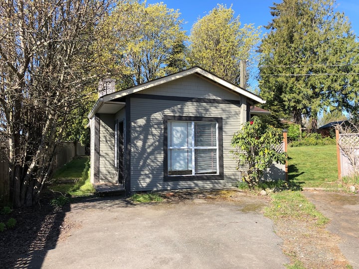 Private Carriage Home Getaway Downtown Sooke! - Sooke
