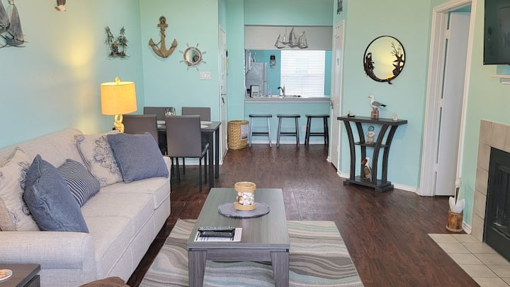 Beach Getaway, Walk To Beach, Pool, Hot Tub, & Gym - North Padre Island, TX