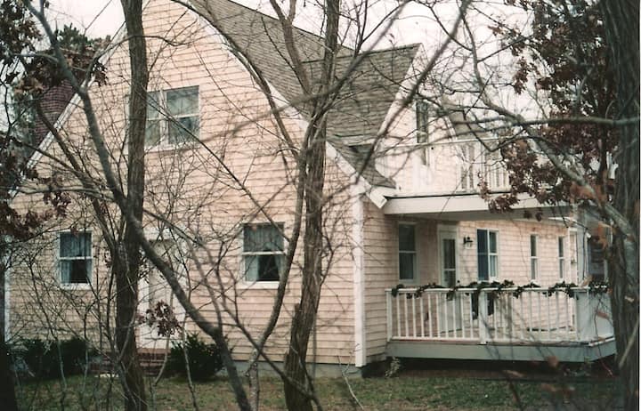 1 King Bed
The Nauset
Guesthouse
P-town
Outer Cape - Eastham, MA
