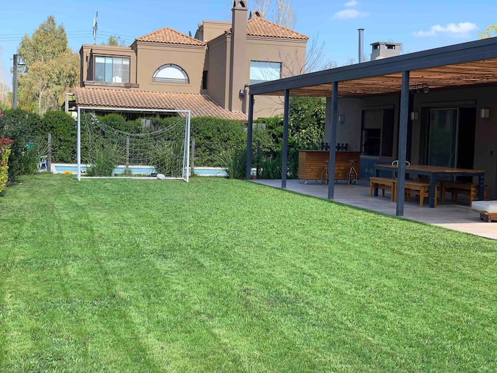Casa En Una Planta, Barrio Buenos Aires Village. - Bella Vista