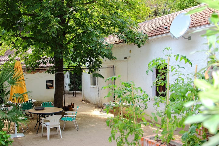 Acogedora Casa De Pueblo Con Jardín Y Piscina - Boadilla del Monte