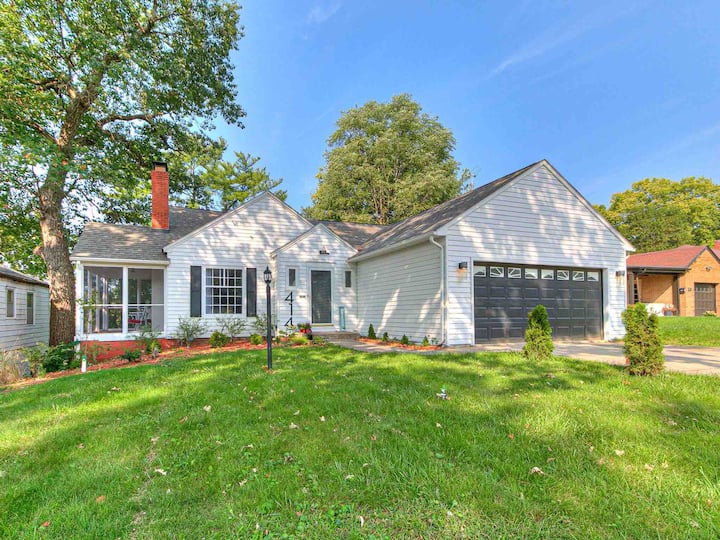 6 Bedroom/3 Bath/10 Beds @ Waterbury White House! - West Des Moines, IA