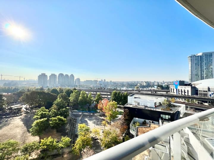 Spacious & Modern 1 Bedroom / 1 Bathroom Condo - Vancouver
