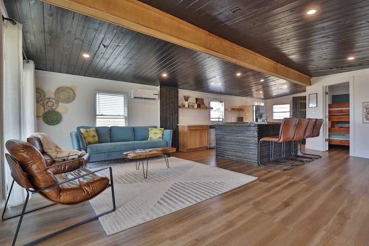 Open Concept/ Short Walk To The Beach. - Freeport, TX