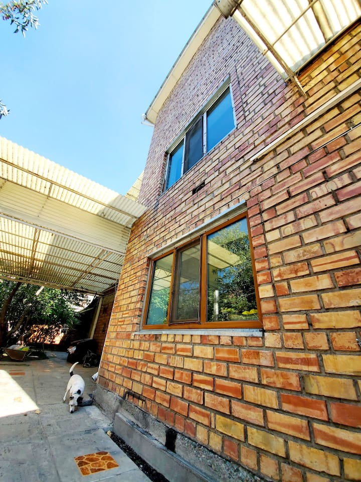 Хижина дяди Толи:уютный дом в тихом центре Бишкека - Kyrgyzstan