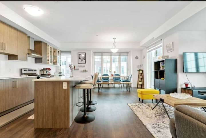 Beautiful 3 Bedroom Appt With Roof Terrace - Oakville