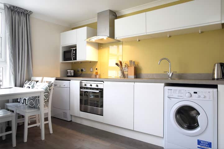 Modern Quiet Royal Mile Apartment + Free Parking - Edinburgh