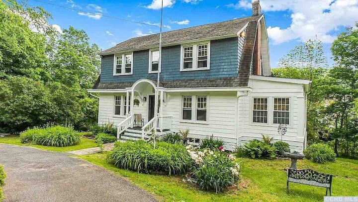 Cozy Renovated Home, Ideal Location Hiking Skiing - Windham, NY