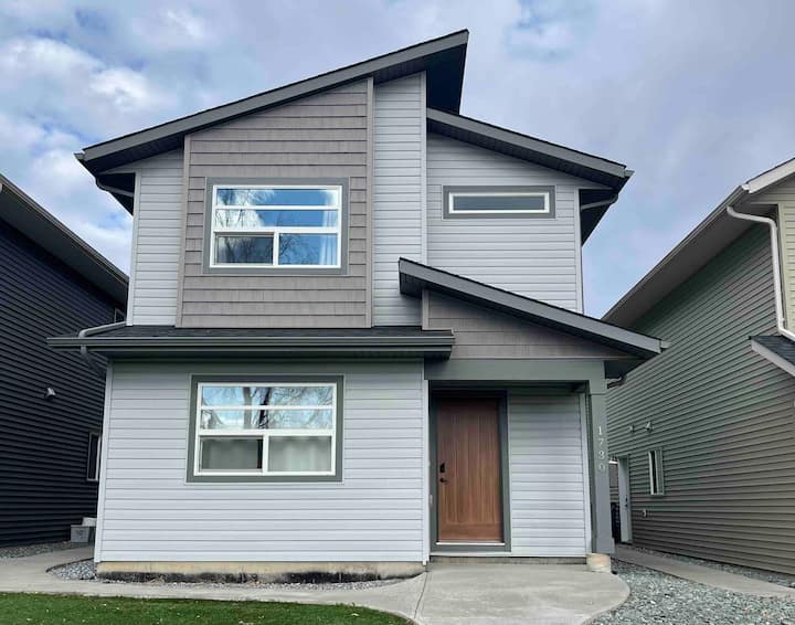 Centrally Located Daylight Suite - Prince George