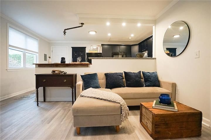 Thames Street Surf Lodge - Newport, RI