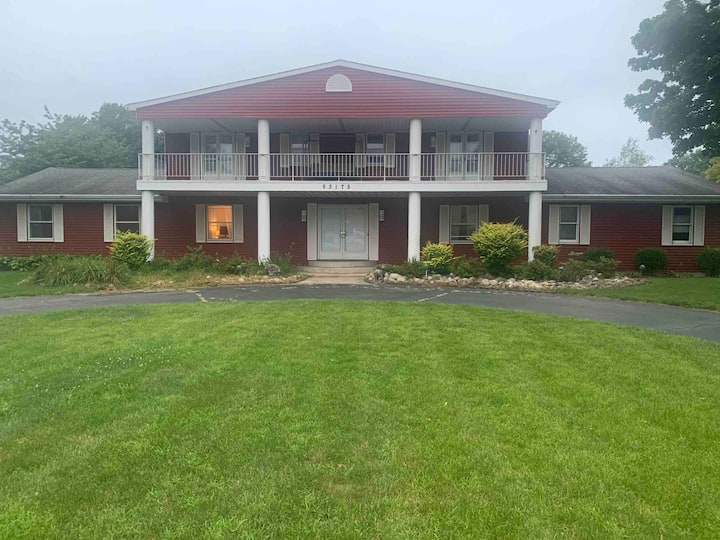 4 Bed, 3.5 Bath Home Only 1.5 Miles From Nd Campus - Notre Dame, IN