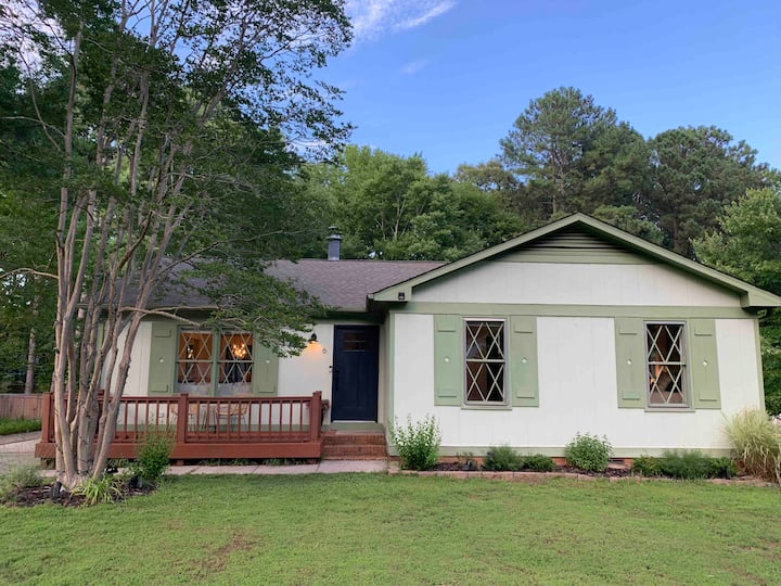Durham Pet Friendly Cottage W/ Fenced Yard - Cary, NC