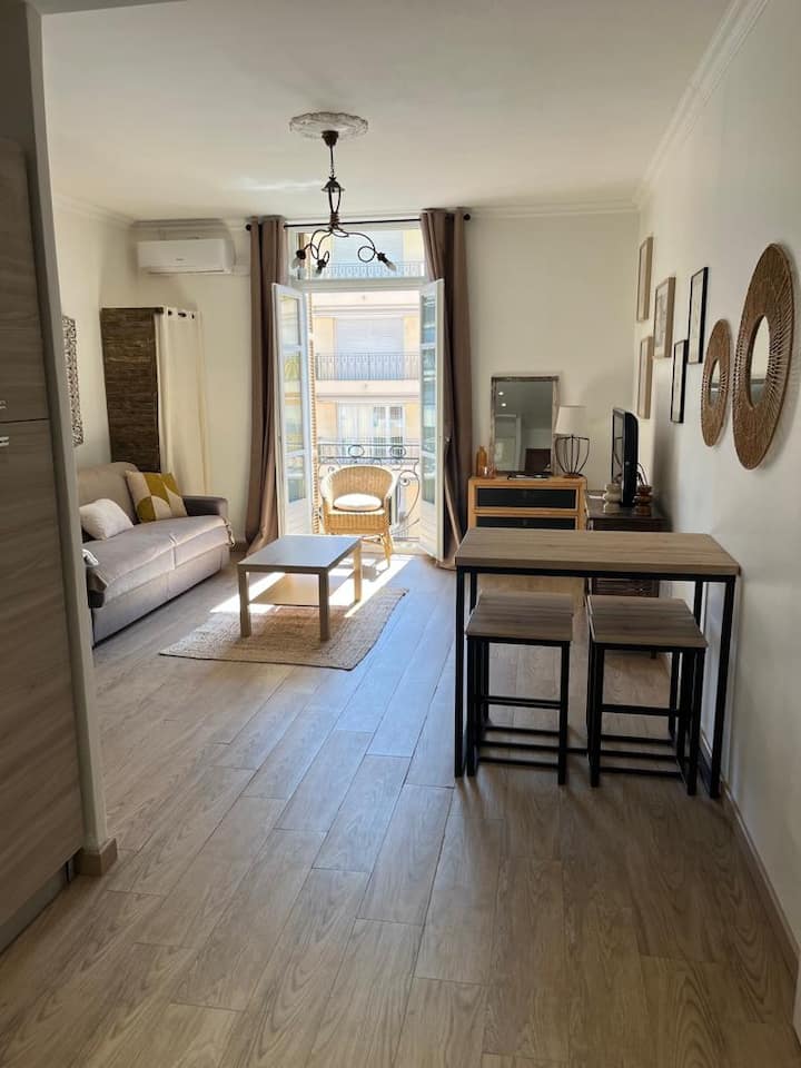 Spacieux Studio, Idéalement Situé. - マントン