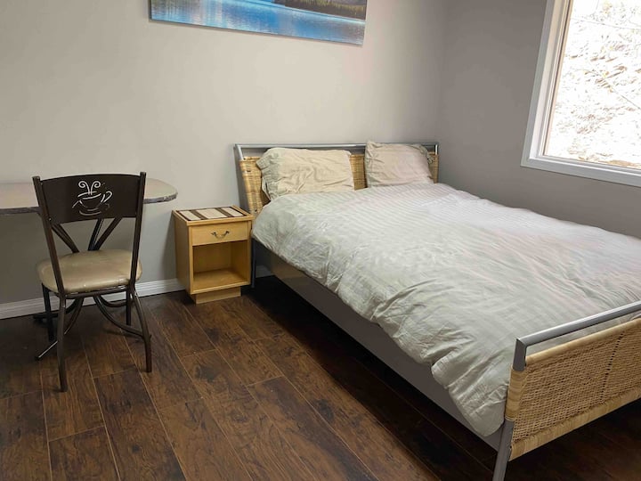 Queen Bedroom With Shared Bath And Amazing Views - 킬로나
