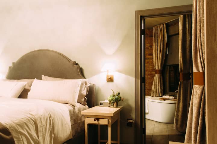 Room #2: St. Brigid's Deluxe At Gralehaus Bnb - Louisville, KY