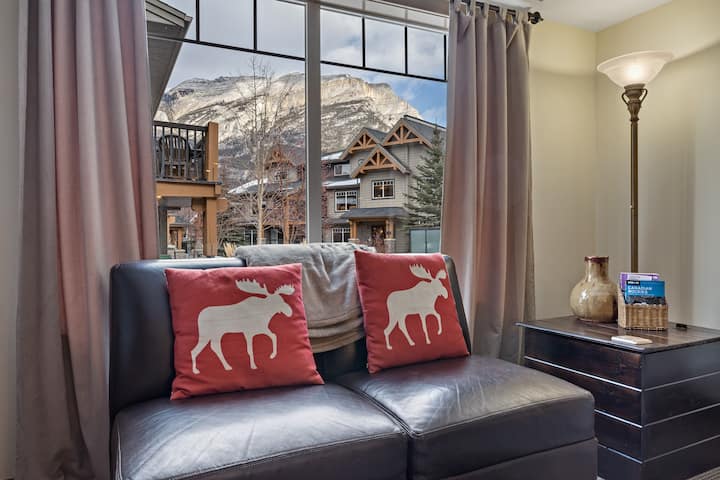 Cozy & Comfortable Mountain Retreat - Sleeps 6 - Canmore