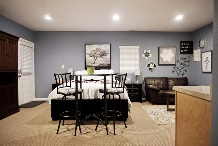 Private Suite In The Heart Of Old Colorado City - Colorado Springs, CO