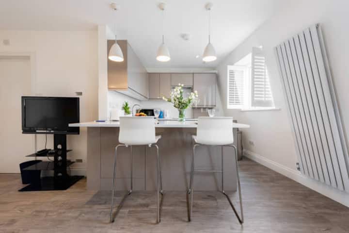 Modern 1 Bedroom High Spec Flat, 2 Mins From Tube - London