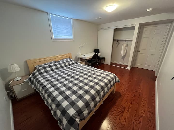 (B2) Modern Basement Bedroom With Private Bathroom - 마크험