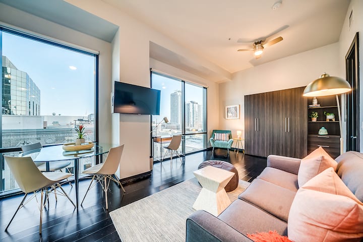 Modern Urban Oasis In The Heart Of New Downtown - Los Angeles, CA