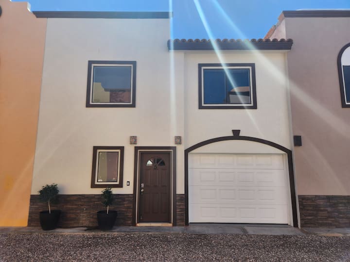 3 Bedroom Townhouse W Garage Blocks From The Beach - 푸에르토 페나스코