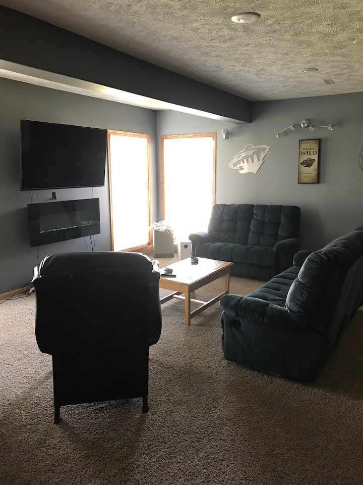 Suburb Basement W/ Two Queen Rooms & Family Room - Bellevue, NE