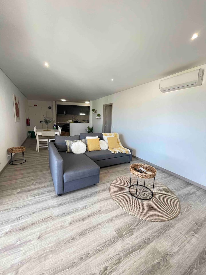 2 Bed Beachfront Apt, With Ocean View And Parking - Portimão